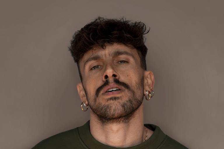 Chi è Aiello, il cantante di Arsenico e Vienimi (a ballare)