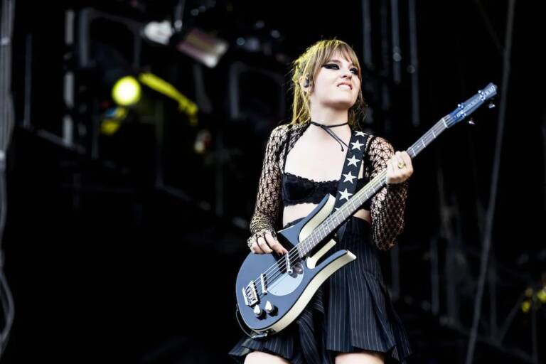 Victoria De Angelis fa 25 anni: il bacio e gli auguri della fidanzata