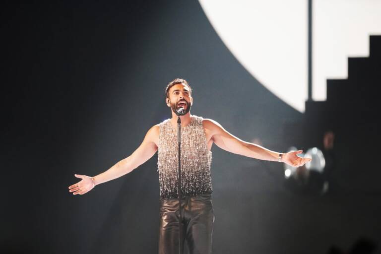 Marco Mengoni, il top trasparente e la frecciata agli hater: "È pizzo"