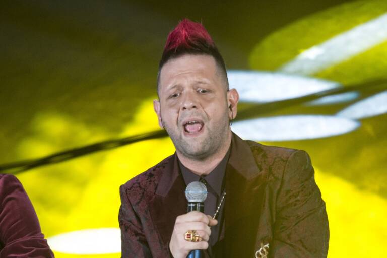 Chi è Payà, il cantante dei Boomdabash con la cresta - Zerouno TV Music ...