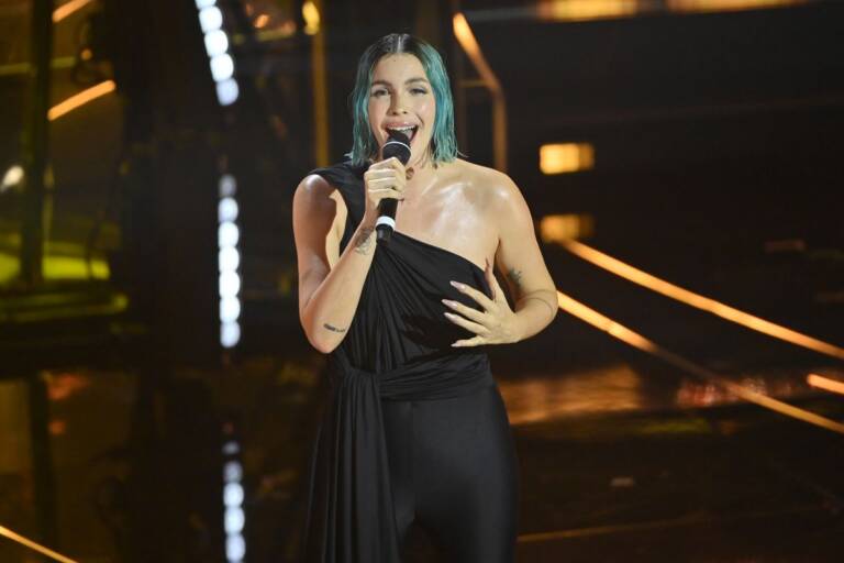Sul Web Girano Foto Di Rose Villain Nuda La Denuncia Della Cantante