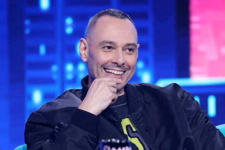 Chi è Papa V, il rapper che affianca Nerissima Serpe